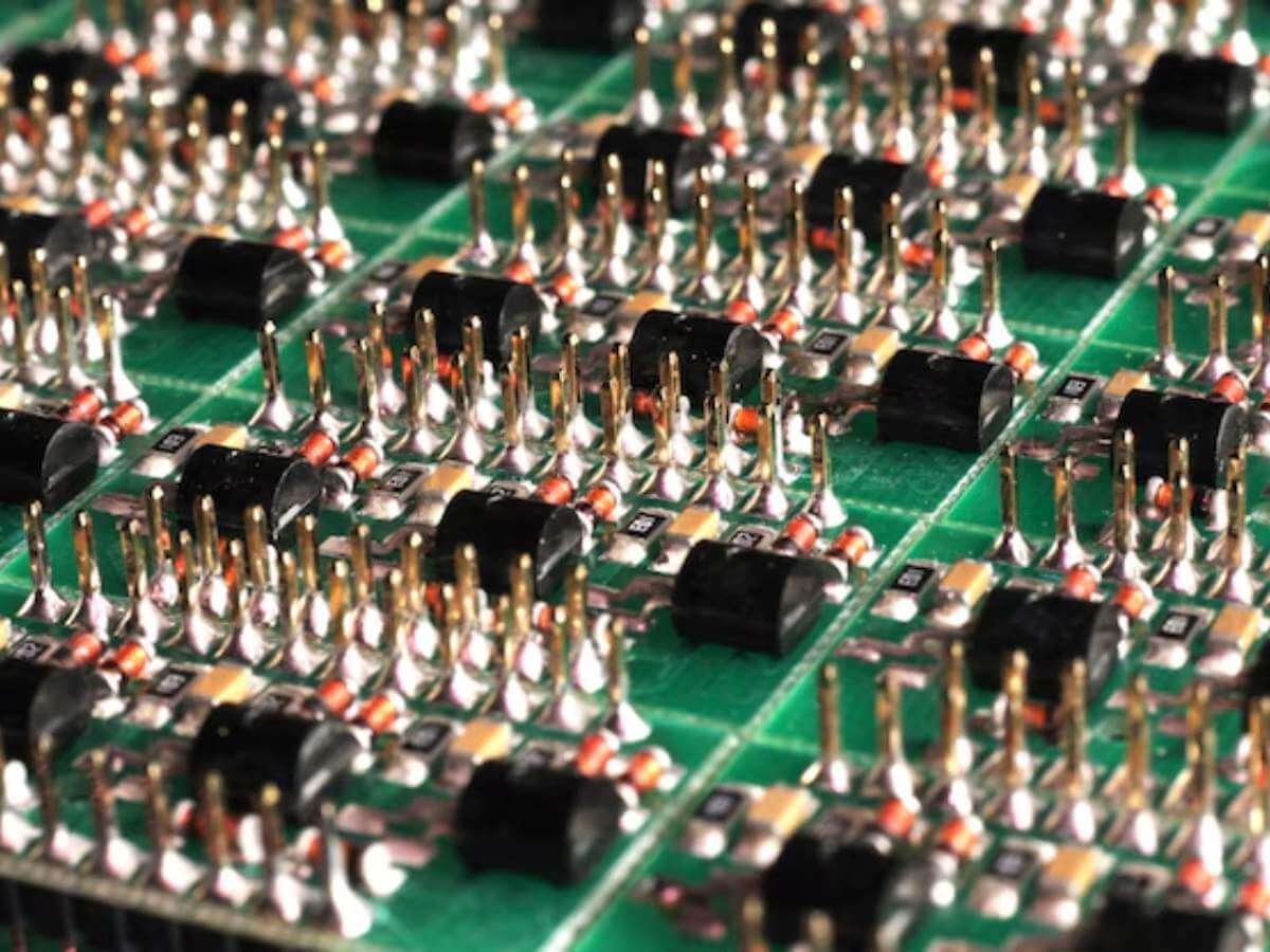 An Overview of Oscillator Circuits: Functionality and Applications